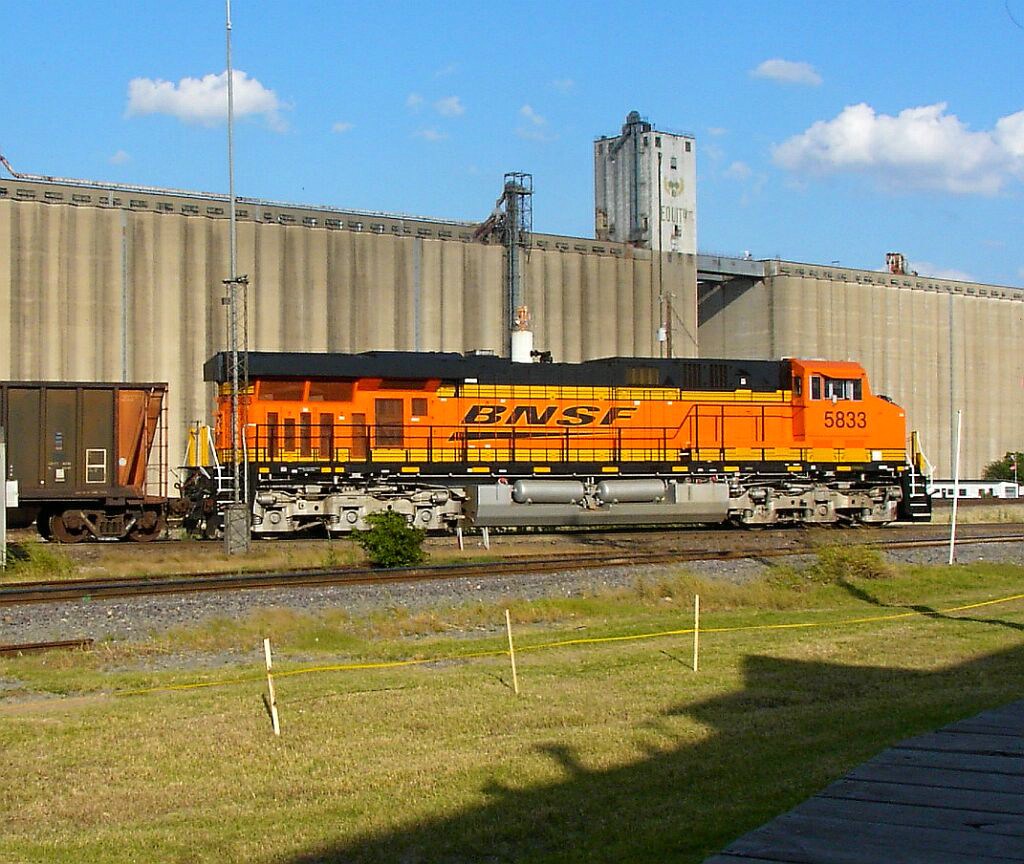 BNSF 5833